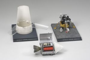 Apollo Space Craft w/LEM 1/100 - Emery Distributors